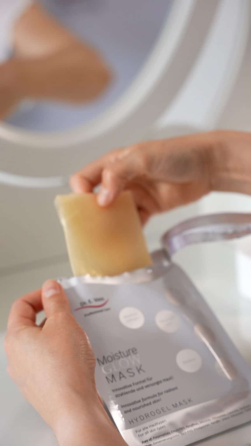 Hydrating Moisture Glow Hydrogel Mask for Radiant Skin